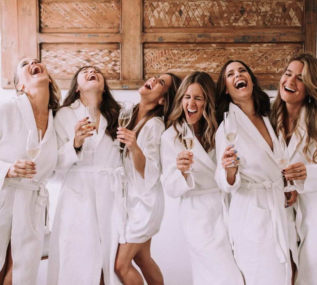 Amigos y amigas de los novios ¿cómo sorprenderlos? - El Blog de This Is ...