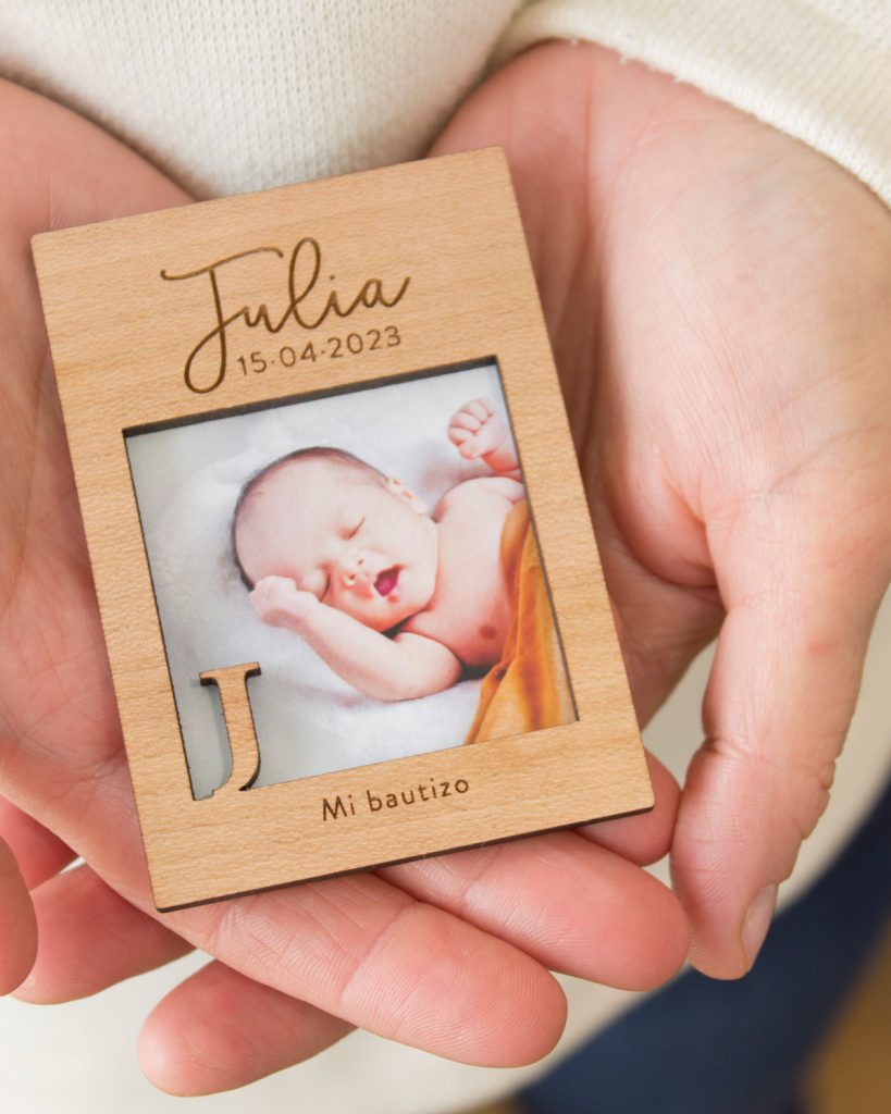 Idea para bautizo: Imanes con la foto del bebé - El Blog de This Is Kool